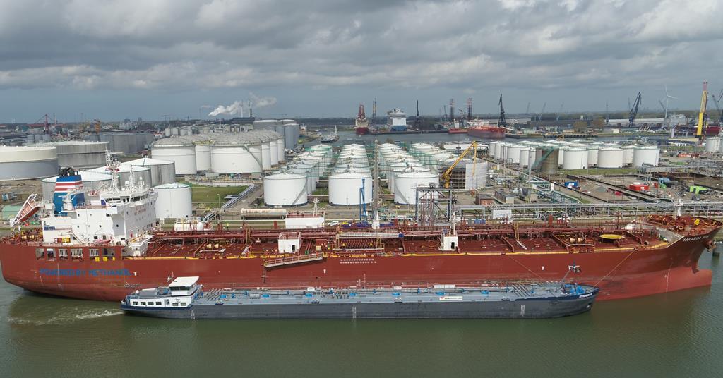 First barge-to-ship methanol bunkering | News | Port Strategy