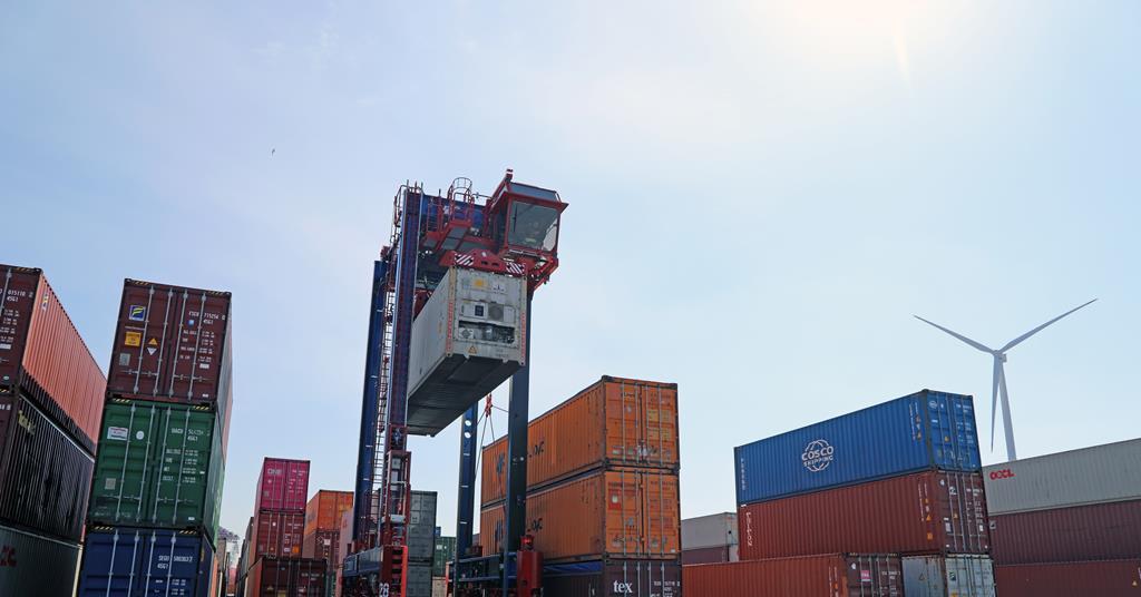 HHLA goes hybrid with new straddle carrier fleet | News | Port Strategy