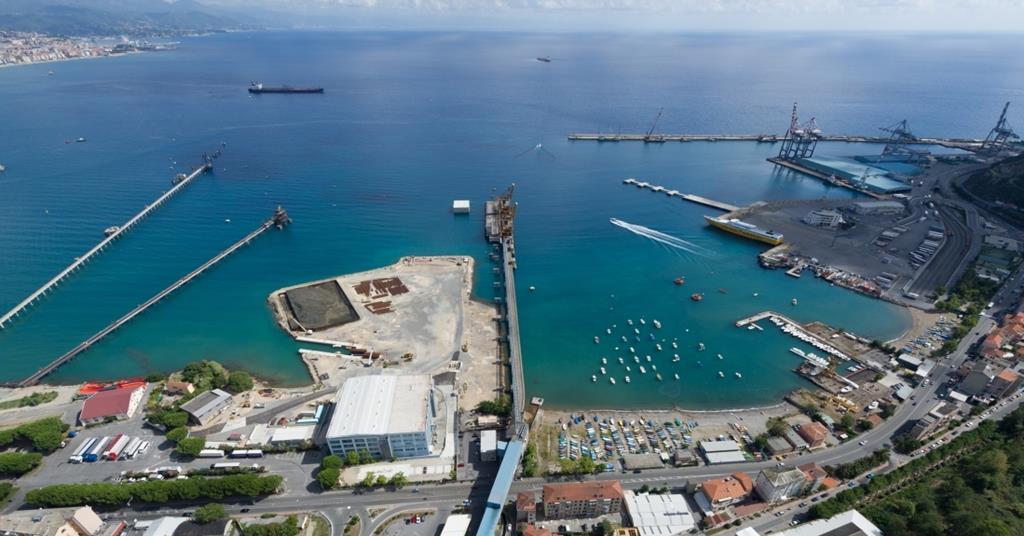 APM Terminals brings COSCO onboard at Vado | News | Port Strategy